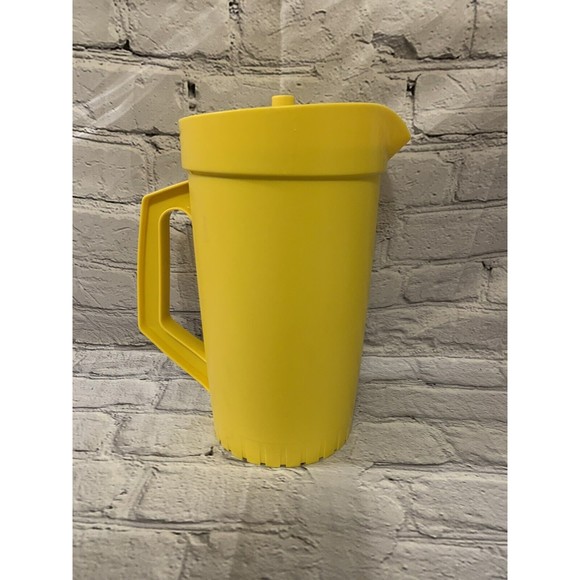 Tupperware | Dining | Vintage Tupperware Yellow 2 Quart Pitcher 800 ...